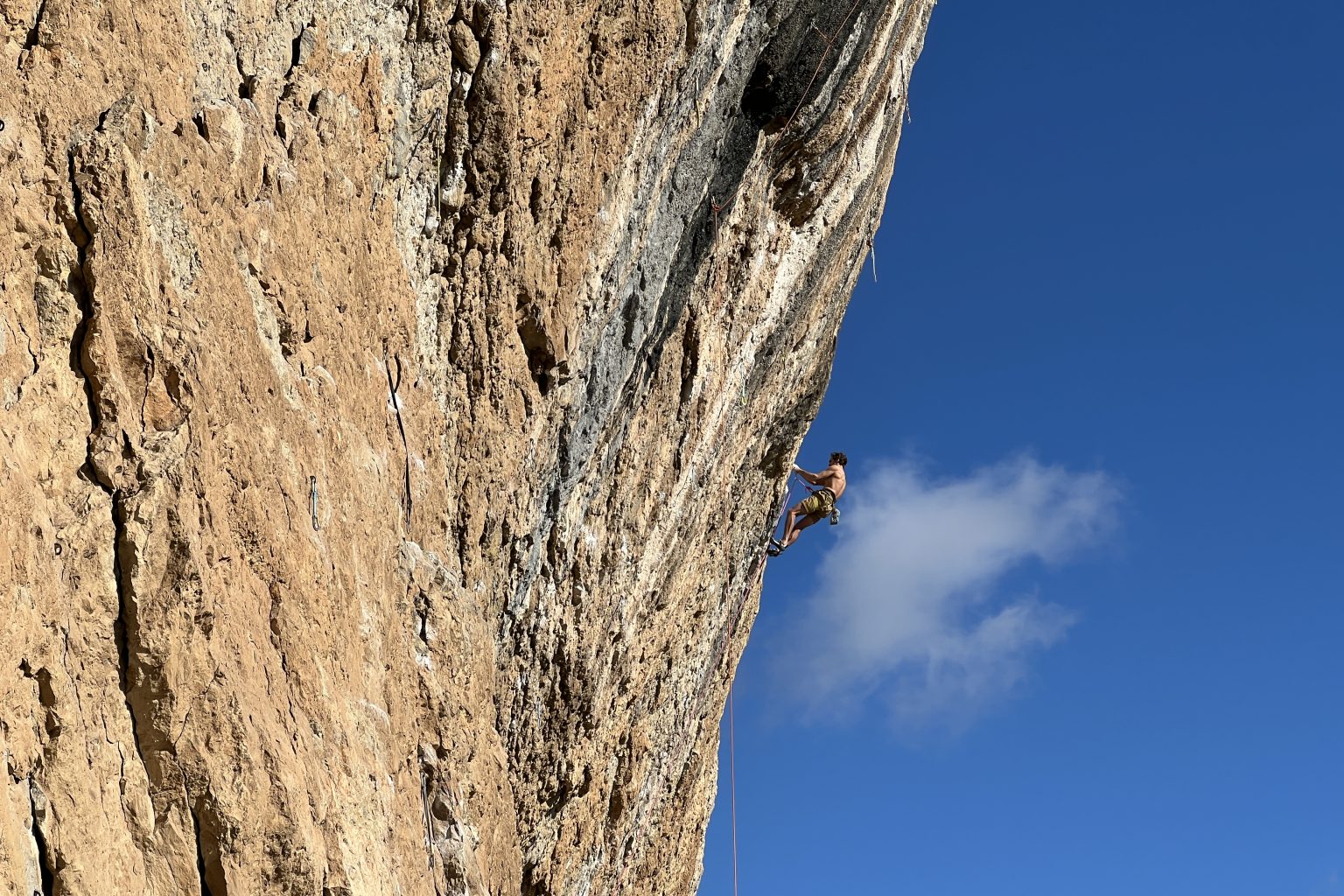 Peramola rebat a Cultura i diu que escalar no afecta les restes del Roc ...